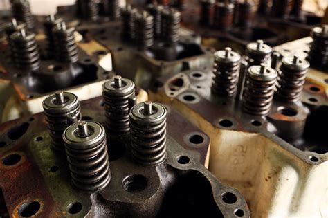 엔진 배기 밸브 흡입 밸브 엔진 및 자동 밸브 스프링 예비 부품 기계 부품 일과 봄에서 손상 차고 기술자에 의해 수리에 대 한 기다렸다 되었습니다 가솔린에 대한 스톡 사진