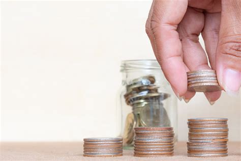 저장 돈 개념입니다 표시 된 개념으로 성장 하는 비즈니스와 부자를 손가락 홀드 스택 동전을 닫습니다 금융에 대한 스톡 사진 및 기타 이미지 Istock