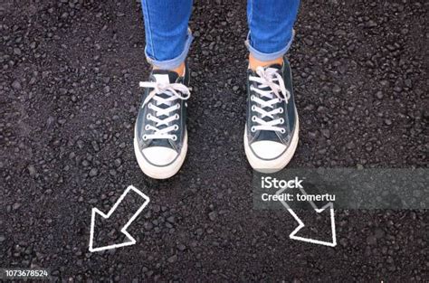 청바지와 복고풍 신발 그려진된 화살표 보여주는 서로 다른 방향으로 아스팔트도로 위에 서 있는 사람의 상위 뷰 이미지 개념에 대한 스톡 사진 및 기타 이미지 Istock