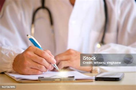 유니폼을 입은 의사가 메모를 하는 클로즈업 의사 치료사 또는 의사가 의료 서류를 작성하고 환자를 위한 처방전을 작성하는 모습 건강 관리 및 의학의 개념 개념에 대한 스톡