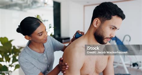 마사지 볼 물리 치료 및 깊은 조직 압력 긴장 및 건강 관리를 위해 클리닉에서 사람들과 어깨 지원 도움 및 치유를 위해 여성과 남성과 함께 의료 재활 및 근육 20 24세에