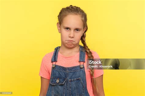 재미 좌절 장난 꾸러기 어린 소녀의 초상화와 코믹 분개 불행한 얼굴 표정으로 카메라를보고 땋은 머리에 대한 스톡 사진 및 기타 이미지 땋은 머리 감정 걱정하는