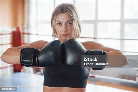 자신감 강한 여자 권투 링에서 여성 훈련 검은 색 옷을 입고 건강한 생활방식에 대한 스톡 사진 및 기타 이미지 건강한 생활방식 경쟁 관능 Istock