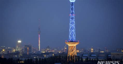 우크라이나 국기 색상 투영된 베를린 라디오 탑