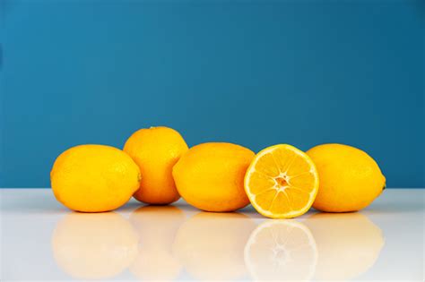 파란색 배경 벽 신선한 과일 앞의 흰색 테이블에 반 육즙 감귤류에 슬라이스 노란색 잘 익은 레몬 0명에 대한 스톡 사진 및 기타 이미지 Istock