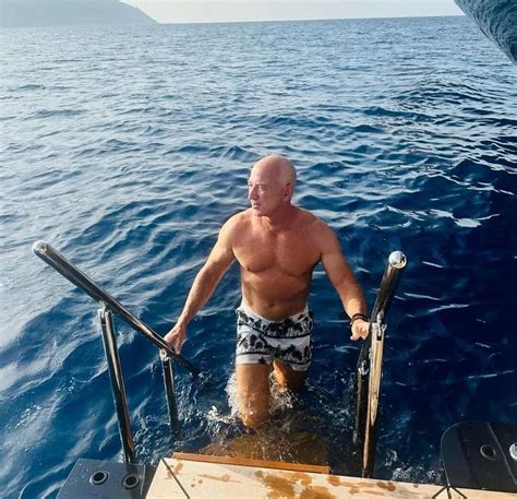 Jeff Bezos Wife Shares Flirty Photo Of Her Multi Billionaire Husband