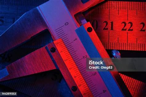 캘리퍼스와 금속 눈금자는 빨간색과 파란색으로 조명됩니다 클로즈업 0명에 대한 스톡 사진 및 기타 이미지 0명 강철 건설 기계류 Istock