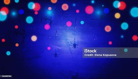 만화 스타일의 할로윈 개념입니다 거미와 보케 효과가 있는 추상적인 색의 그런지 배경 복사 공간이 있는 세련된 벡터 그림입니다