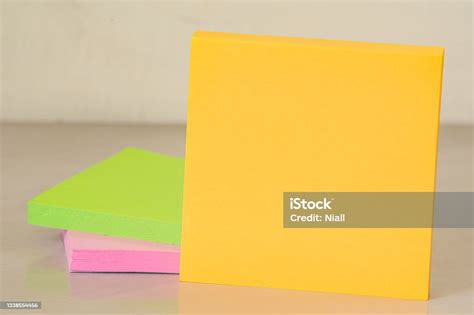 펜 연필 메모장 노트북 스테이플러 스테이플러 클리퍼 종이 클립 홀더 클립 보드 테이블 위에 배치 여러 모듬 컬렉션 사무실 문구