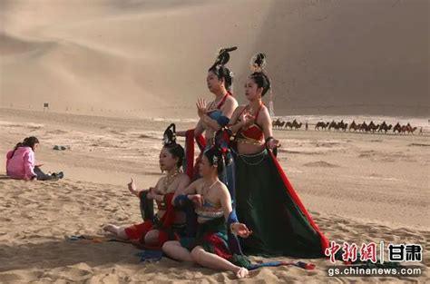 【文旅快讯】甘肃敦煌：春风暖 旅拍热澎湃号·政务澎湃新闻 The Paper