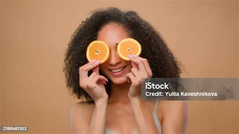아름다움 아프리카 계 미국인 소녀 여자 두 개의 반 오렌지 조각 덮개 눈 다이어트 채식주의 자 체중 에코 건강한 비타민 피부 헤어 케어 파마 샴푸 과일 자연스러운 유기농