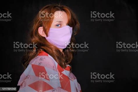 어두운 배경에 정지 테이프로 묶여 의료 마스크에 여자 텍스트에 대한 공간을 복사합니다 코로나 바이러스 및 코비드19 독감 바이러스 개념 감정에 대한 스톡 사진 및 기타