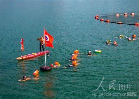 湖北秭归冬泳三峡迎新春 人民图片网