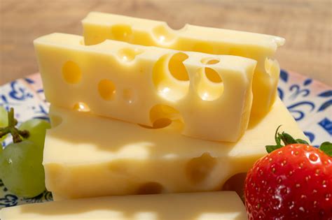 치즈 컬렉션 젖소 우유로 만든 둥근 구멍이 있는 프랑스 에멘탈러 치즈 블록 0명에 대한 스톡 사진 및 기타 이미지 0명