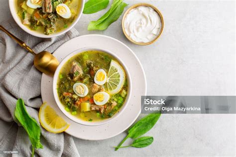 쇠고기 국물 소렐 잎 삶은 메추라기 계란 감자 당근 파슬리로 만든 봄 소렐 수프 밝은 회색 배경 공간을 복사합니다 메추라기 알에 대한 스톡 사진 및 기타 이미지 Istock