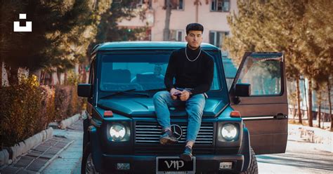 메르세데스 벤츠 벤츠 벤츠 벤츠 벤츠의 후드에 앉아있는 남자 벤츠 사진 Unsplash의 무료 모바일 배경 화면 이미지