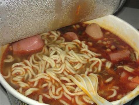 大厨透露给你：泡方便面真正做法，多了“它”，味道好十倍