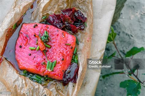 맛 있는 절인 무 우 고추 딜 및 다른 향미료와 함께 연어 등심입니다 0명에 대한 스톡 사진 및 기타 이미지 0명 건강한