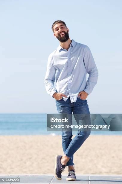 전체 길이 자신감 남자 웃으면서 해변에 서 서 남성에 대한 스톡 사진 및 기타 이미지 남성 남자 남자들만 Istock