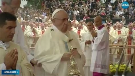 Папа Франциск обясни защо е паднал по време на служба Nova