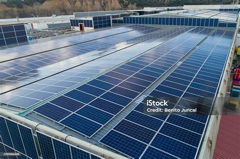 재생 가능 에너지를 생산하는 대형 산업 건물 지붕을 덮는 태양 전지판 0명에 대한 스톡 사진 및 기타 이미지 0명 감소 건축 Istock