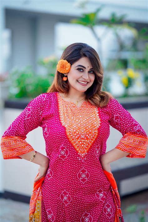 Sathi Khan কেউ ভালোবেসে নিজে মরে আবার কেউ ভালোবেসে ভালোবাসার