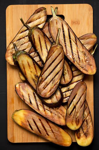 검은 배경에 대나무 보드에 구운 가지 상단보기 평면 누워 오버 헤드 위에서 가지 채소에 대한 스톡 사진 및 기타 이미지 가지 채소 구이 굽기 Istock