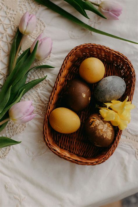 Diy 장식 가족의 전통 계란 사냥 계절 고리버들 작업 꽃꽂이 꽃잎 노란 꽃 다채로운 레이스 식탁보 바구니 봄 봄 꽃 봄방학 부활절 부활절 바구니