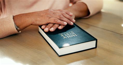 예배 기도 공부 또는 기독교 종교를 위해 사람의 손으로 읽는 것 영적인 것 성경 믿음 복음 영감 예수 그리스도 가톨릭 및 성서에 대 한 가정에서 여자의 클로즈업 70 79