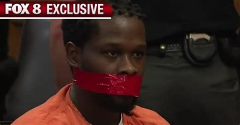 변명만 대는 피고인 입에 테이프 붙인 美 판사