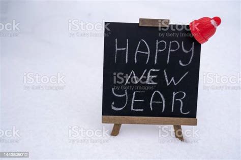 새해 복 많이 받으세요 칠판에 비문 텍스트와 야외의 눈 위에 크리스마스 장식을 기원합니다 축제 휴일 축하 목재 재료에 대한 스톡 사진 및 기타 이미지 Istock