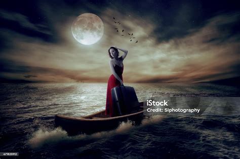 폭풍 후 바다의 중간에 배에 서 있는 가방 우아한 아름 다운 세련 된 여자 개념과 주제에 대한 스톡 사진 및 기타 이미지 개념과 주제 고요한 장면 기업 비즈니스