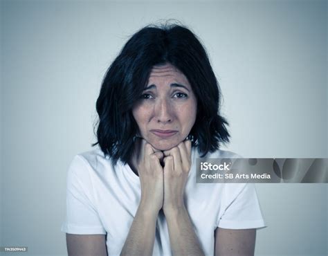 두려움 불안 제스처를 만드는 충격을 두려워 눈으로 젊은 여자의 클로즈업 무서 워 하 고 필사적 찾고 사람과 인간의 표정과 감정의 개념 중립 배경에 고립 감정에 대한 스톡