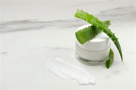 보습 크림 알로에 잎 흰색 대리석 표면에 조력 크림 얼룩 유리 항아리 알로에베라 젤에 대한 스톡 사진 및 기타 이미지 알로에베라 젤 건강관리와 의술 메이크업 화장품