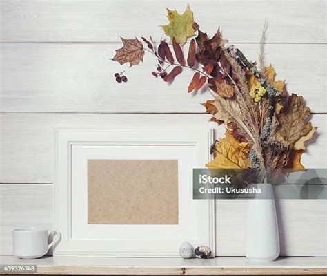 흰색 나무 프레임과 드라이 리브가있는 가을 배경 템플릿 10월에 대한 스톡 사진 및 기타 이미지 10월 11월 9월 Istock