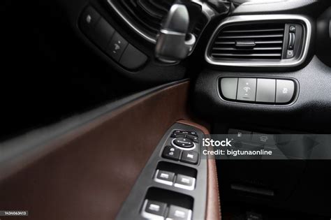 럭셔리 현대 자동차의 Ac 환기 데크고급 현대 자동차 인테리어의 Ac 환기 데크 현대 자동차 레드 가죽 인테리어 천연 탄소 패널 구멍이 뚫린 가죽 자동차 인테리어 내부 현대