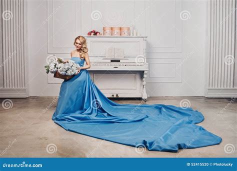 Красивая девушка в голубом длинном платье Стоковое Фото изображение насчитывающей ветер