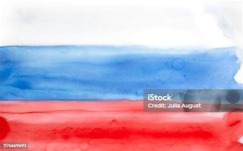 러시아 수채화 그림의 국기입니다 흰색 파란색 및 빨간색의 수평 삼색 손으로 그린 물 색깔 그래픽 드로잉 디자인 우표 카드 템플릿 창조적 인 커버를위한 아름다운 배경 러시아에