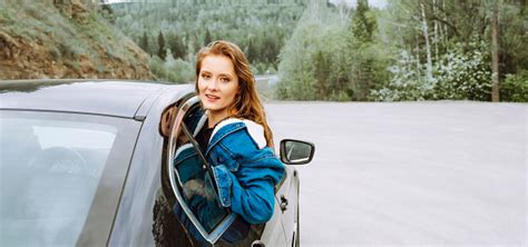 자동차 여행 운전 여성 여행 일몰에 푸른 차에서 여름 휴가 소녀 행복한 여행 친구와 함께 휴가와 휴가를 즐기고 분위기를 얻고