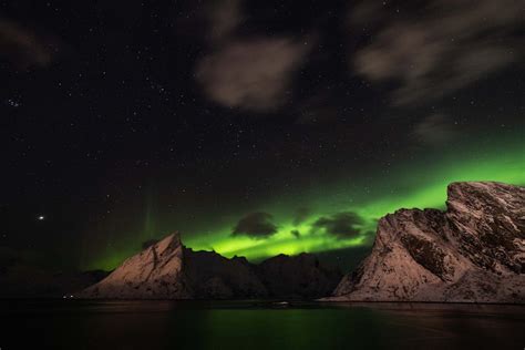 감기 겨울 경치 경치 좋은 전망 경치가 좋은 고요한 구름 극광 노르 드 랜드 노르웨이 녹색 불빛 눈 덮인 산 라플란드 매혹적인 반사 밤 밤 사진