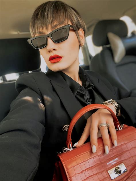 거리 패션 건축 패션 고급 의류 대리석 질감 도시 설정 도시 스타일 돌 배경 디자이너 의류 모델 모델링 미니멀리스트 스타일 부드러운 조명 블레이저