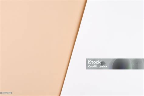 유행 듀오 톤 화이트 베이지 색 종이 배경 제품 공지에 대한 자리 표시자 모형입니다 미니멀한 스타일 0명에 대한 스톡 사진 및