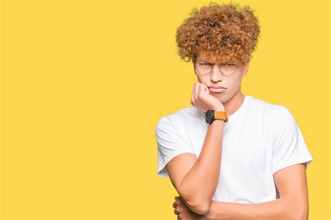 안경을 착용 하는 아프리카 머리를 가진 젊은 잘생긴 남자는 피곤 하 고 교차 팔에 우울증 문제에 지 루 생각 T 셔츠에 대한 스톡 사진 및 기타 이미지 Istock