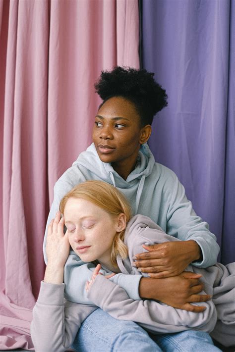 가정 생활 가족 거울 거울에 반사 관계 그림 껴안다 니트 스웨터 니트웨어 단란함 돌보다 뒷모습 따뜻함 딸