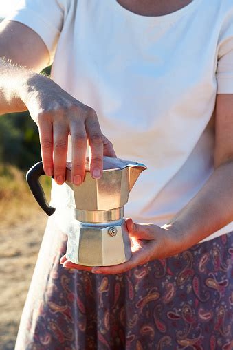 시골 허브에서 햇볕이 잘 드는 따뜻한 빛에 간헐천 커피 메이커를 들고 여자 분위기 소박한 순간 여행 중 의 대체 커피 양조 간헐천에 대한 스톡 사진 및 기타 이미지 Istock