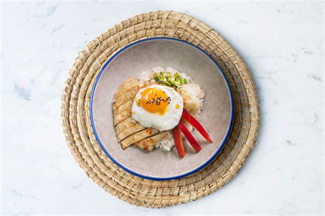 튀긴 계란 양파 고추 및 기타 야채와 함께 데리야키 치킨 돈부리 전형적인 일본 요리 굽기에 대한 스톡 사진 및 기타 이미지 굽기 깨 달걀 Istock