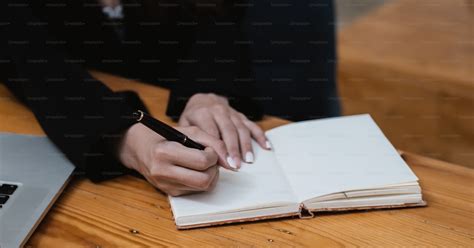 테이블 사무실에서 메모를 하고 노트북으로 작업하는 펜을 들고 있는 여성의 손을 닫습니다 사진 Unsplash의 문자 메시지 이미지