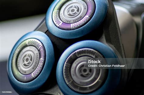 완벽한 습하고 건조한 수염 트리밍 또는 날카로운 칼날로 미용을 위한 전기 면도기 블레이드의 매크로 클로즈업 트리플 기술로 면도날 면도 후 자극받은 피부를 방지하기 위해