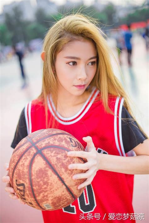 藍球場上的迷人少女嬌嫩美白 每日頭條