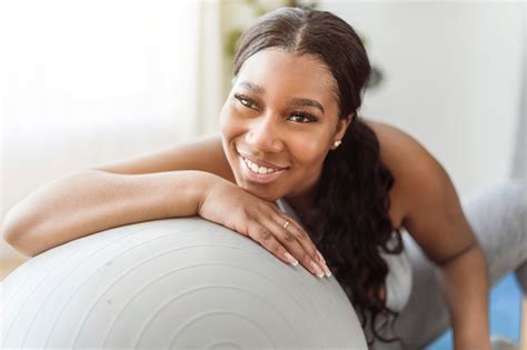 훈련 공이있는 가정 거실 체육관에서 운동하는 아프리카 계 미국인 여성 요가 스튜디오에 대한 스톡 사진 및 기타 이미지 요가 스튜디오 건강한 생활방식 근육 Istock